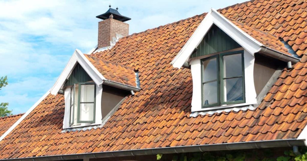 Toiture chien assis : guide et avantages pour une installation.