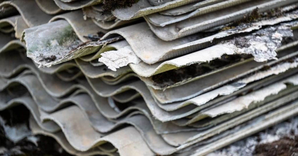 Amiante sur la toiture : prix, règles et techniques pour l'éliminer